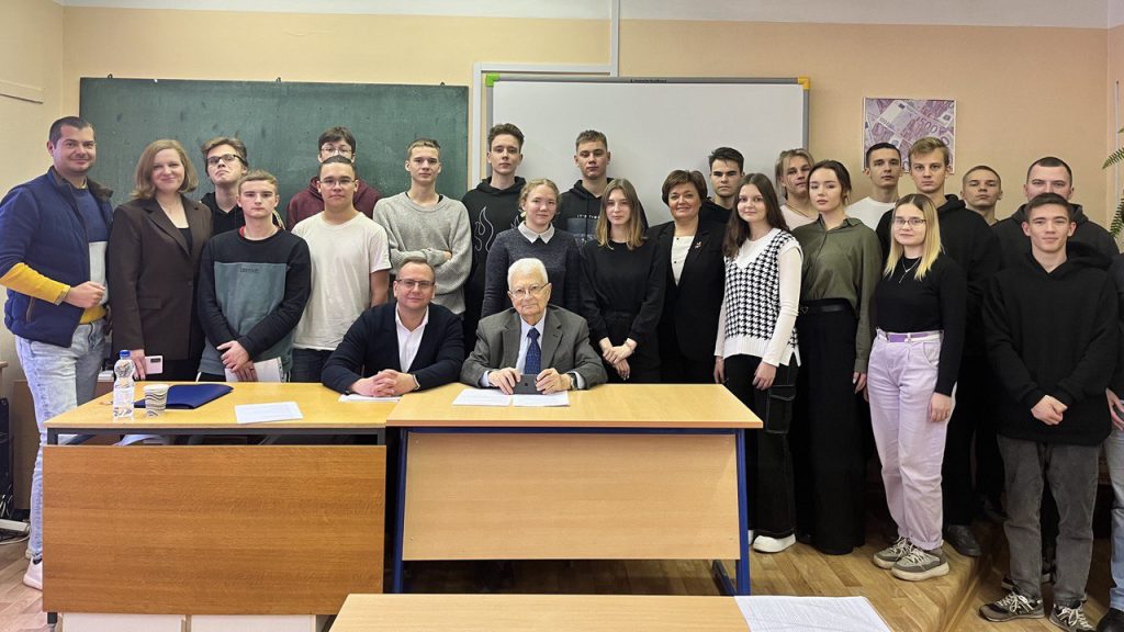 “Always support youth!”: Yuri Oganessian in Dubna College – Joint ...